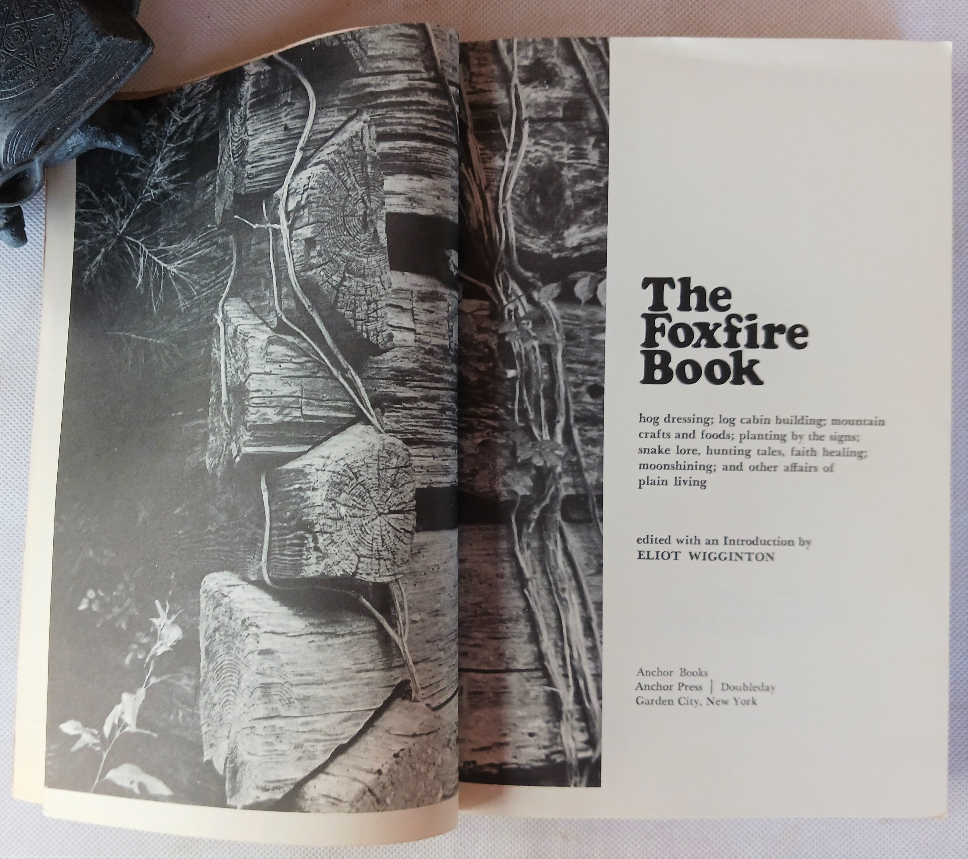 The Foxfire Book: Hog Dressing, Log Cabin Building, Mountain Crafts and ...